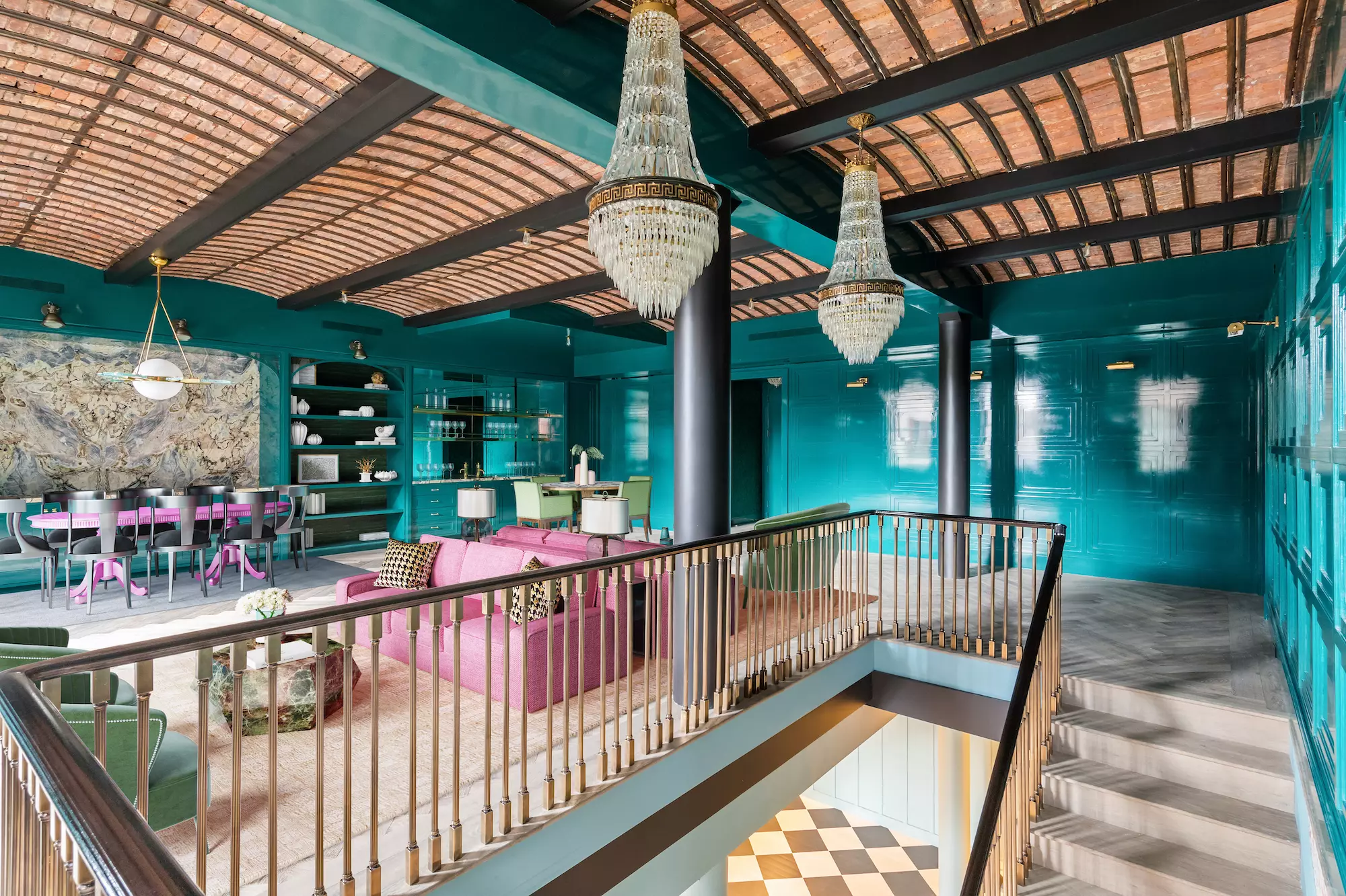 Słynny projektant restauracji wyposażył ten dupleks Soho za 18 milionów dolarów w kolory, wzory i zabawę 2934_6