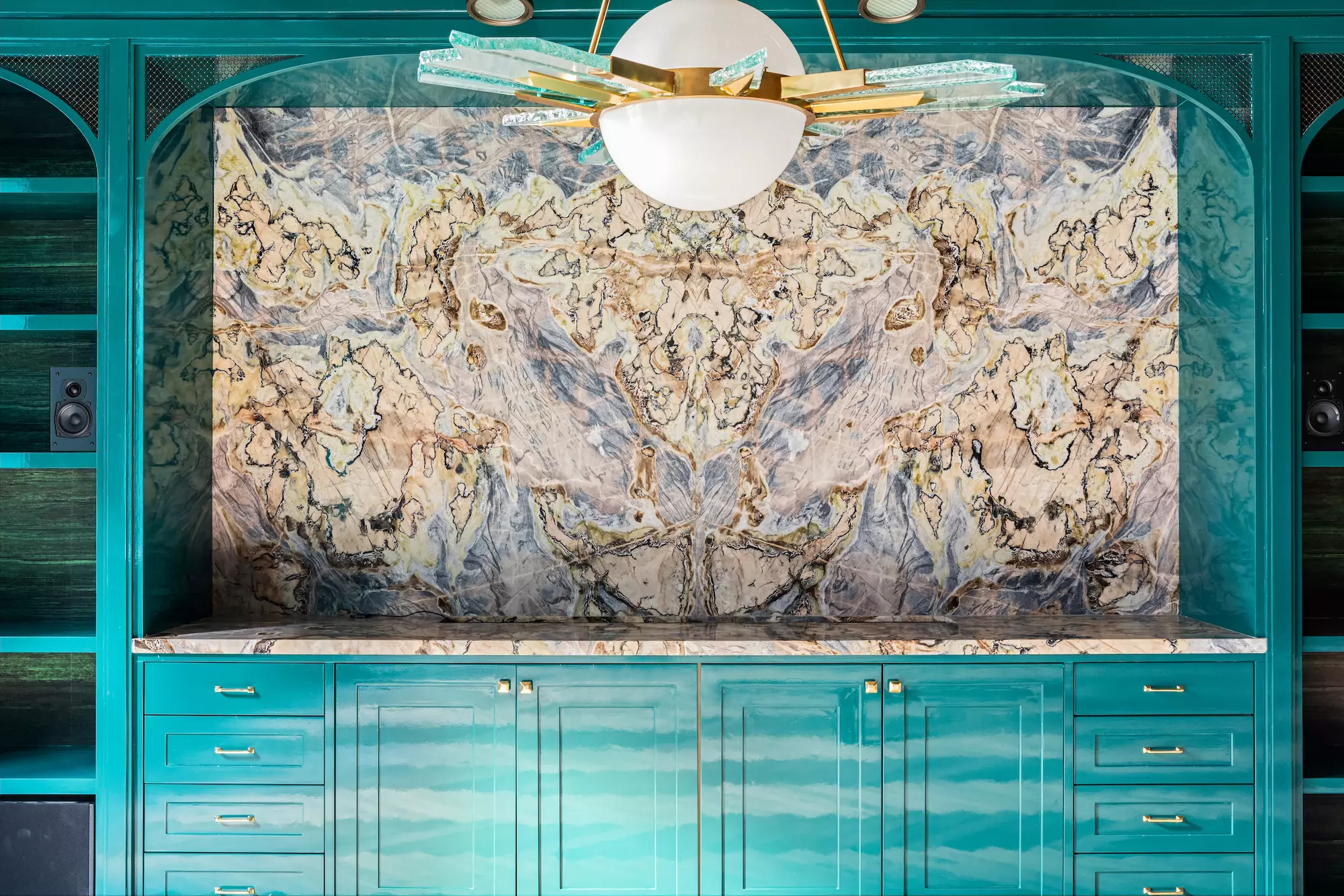 Известный ресторанный дизайнер украсил этот дуплекс в Сохо стоимостью 18 миллионов долларов с помощью цветов, узоров и игривости. 2934_7