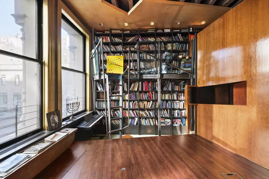 Зураач Майкл Соморофын Сохогийн дээврийн хөндий нь 6 сая долларын үнэтэй өвөрмөц баримал, хачирхалтай геометрээр дүүрэн байдаг. 2942_3