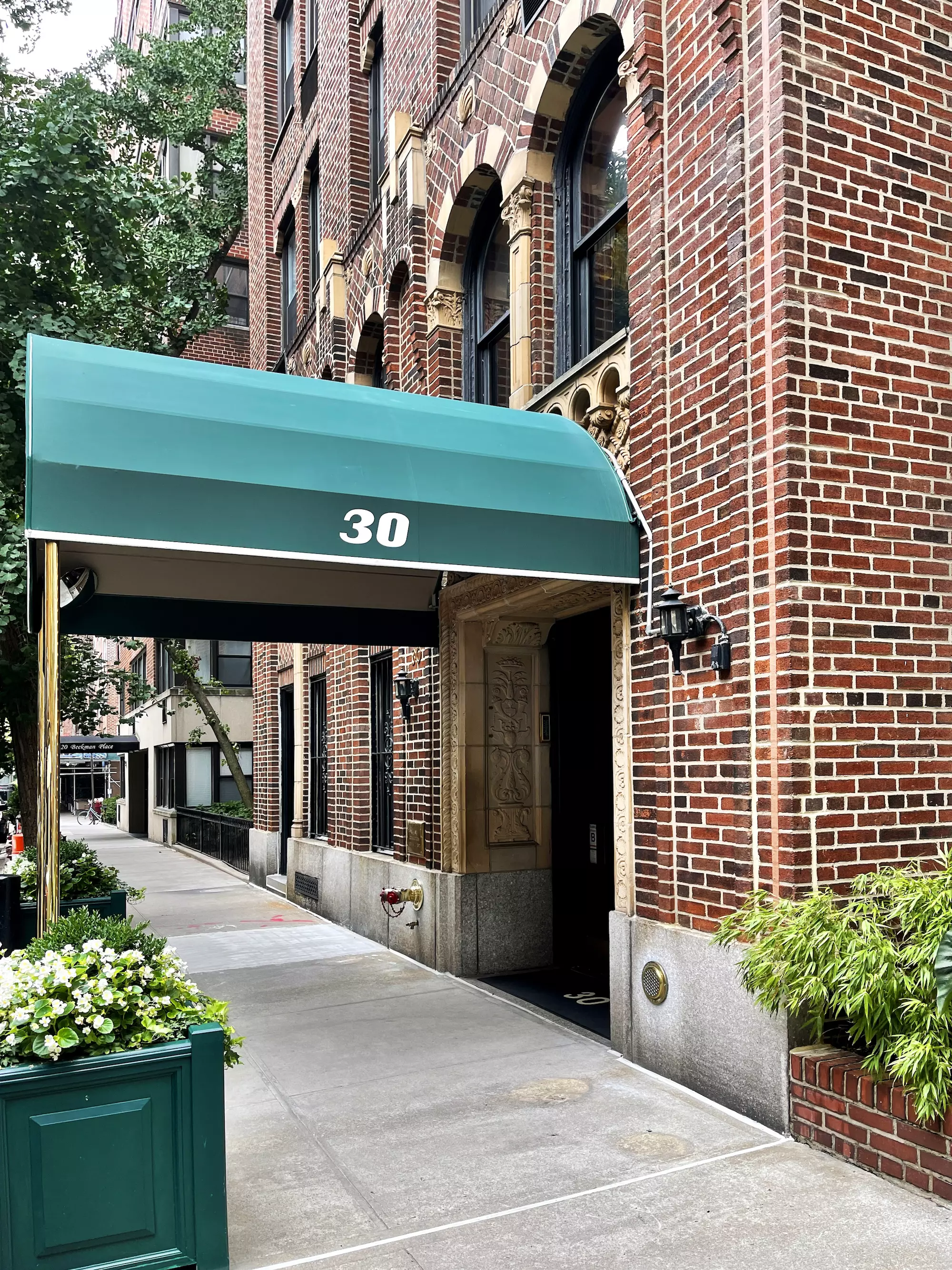 Gloria Vanderbilt's Midtown East Appartement Lëschte fir $ 1.1M 2950_7