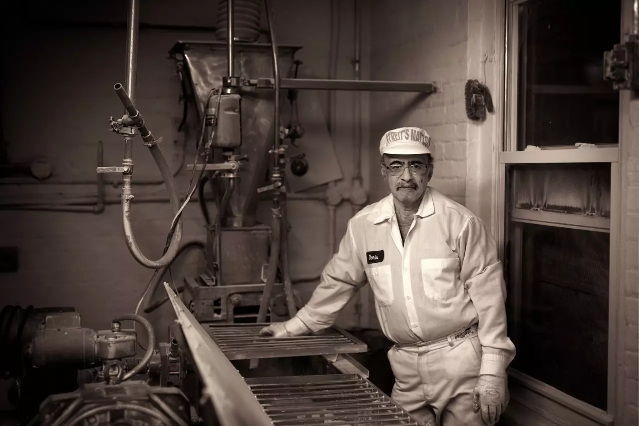 Hụ Ụbọchị Ikpeazụ nke Streit's Matzo Factory site na Foto Somber Black-na-White 29587_1