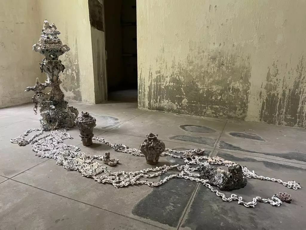 Грин-Вуд көрүстөнүнүн резиденциясында биринчи сүрөтчү катакомбаларда скульптура инсталляциясын ачат 295_4