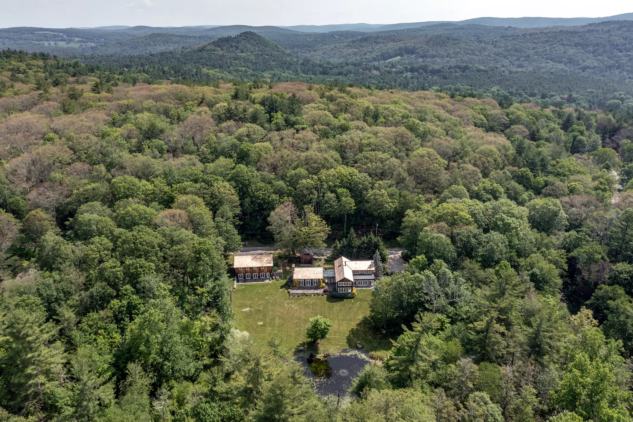 Sodobni skedenj v Connecticutu leži na 19 hektarjih s pogledom na Catskills za 2,2 milijona dolarjev 2962_2
