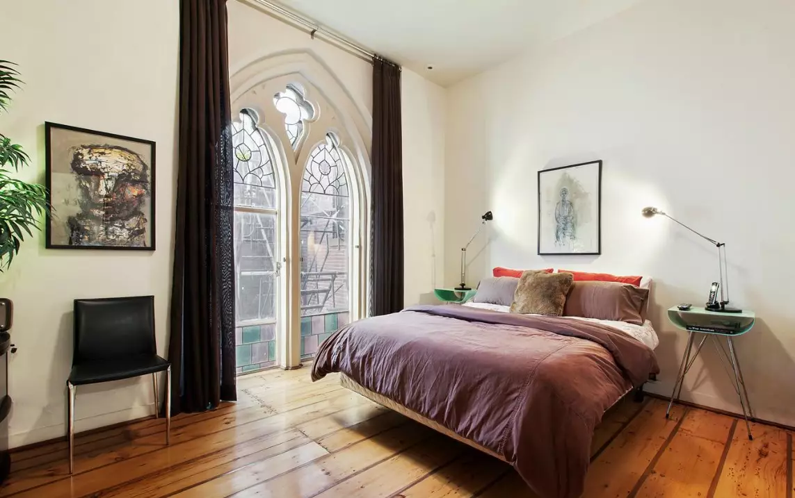 $2.2M Brooklyn Heights Loft met Gotiese-styl loodglasvensters is eenvoudig hemels 29882_1
