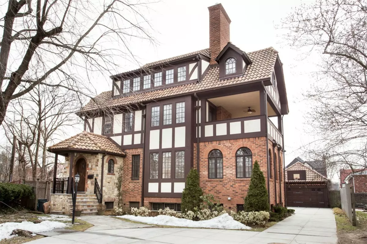 $ 3,3 miljoen herenhuisstijl in Forest Hills combineert nieuwbouw met klassieke details 29976_1