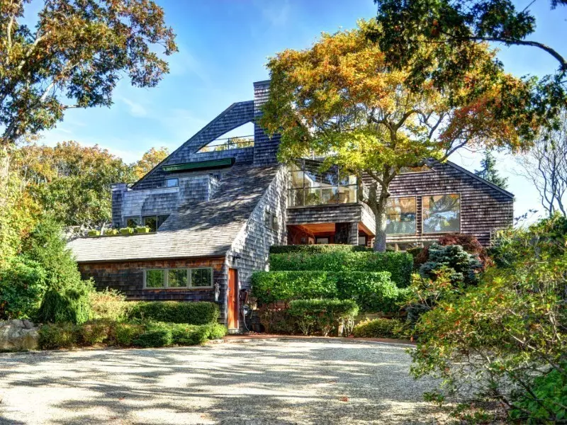A 3 millió dolláros Hamptons otthont Robert A.M. tervezte. Stern unortodox zsindely stílusban 30184_1
