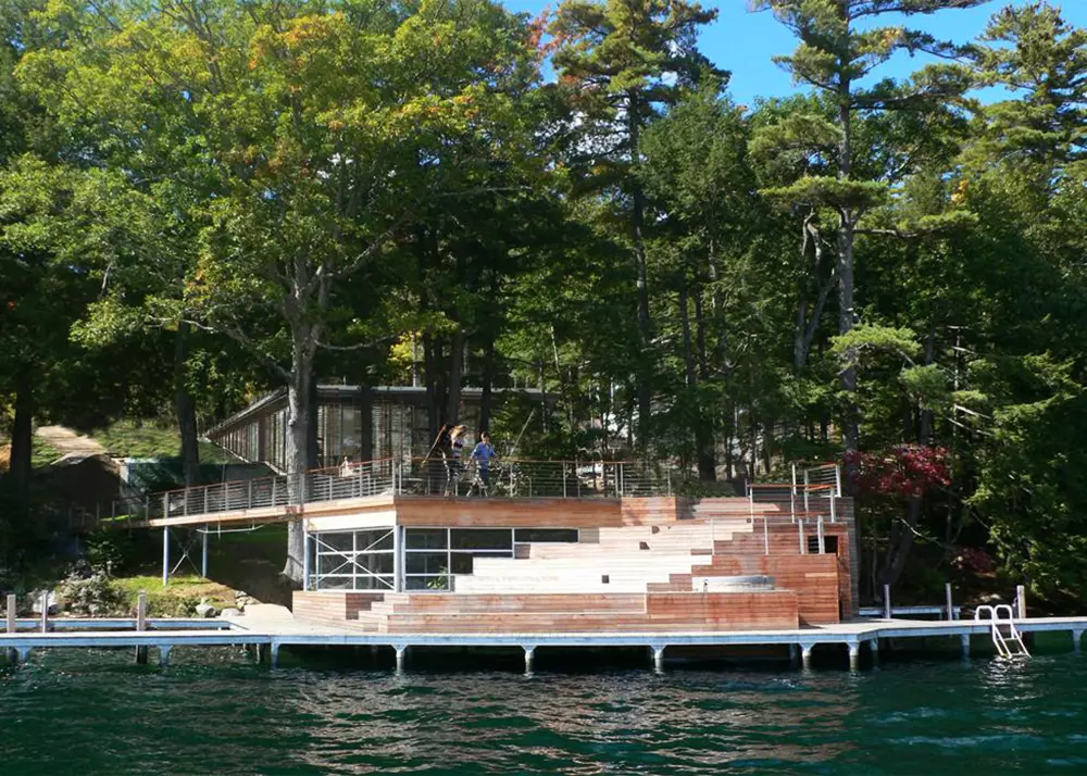 Gluck+, sbírka budov, Lake House, Boathouse na jezeře, budova se zelenou střechou, Adirondack Mountains, Guesthouse, krytý bazén,