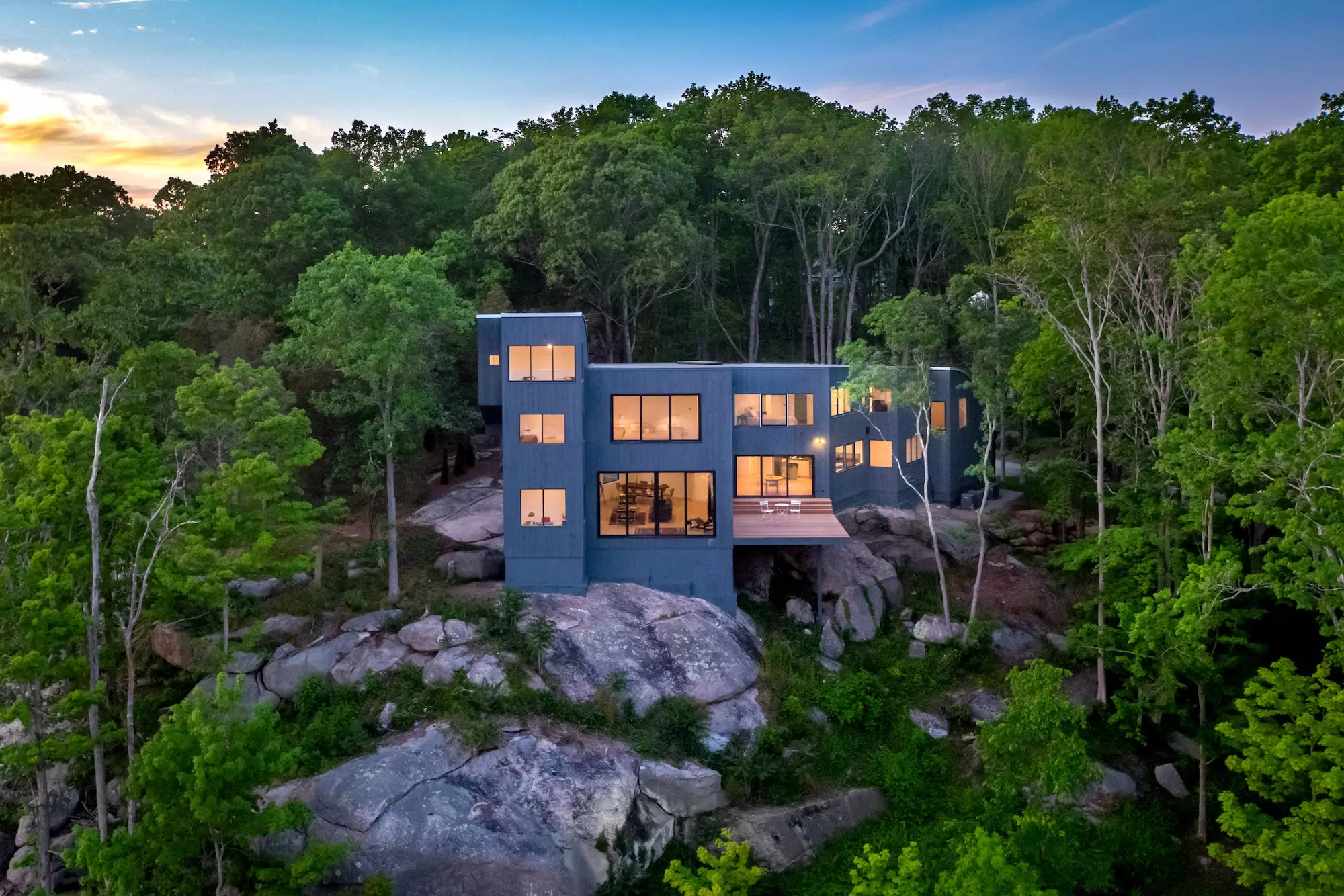 Das moderne Connecticut-Haus im Wert von 2,8 Millionen US-Dollar befindet sich auf einem Granitvorsprung mit Blick auf die darunter liegenden Salzwiesen 3027_1