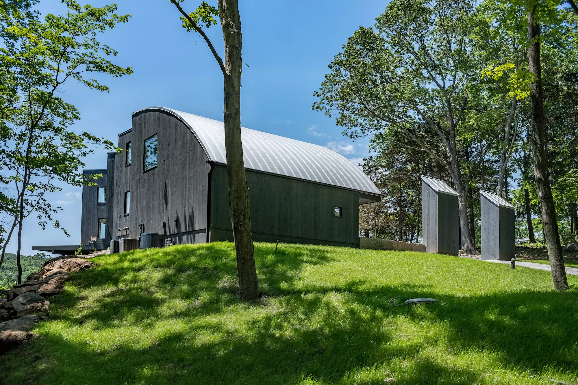 Das moderne Connecticut-Haus im Wert von 2,8 Millionen US-Dollar befindet sich auf einem Granitvorsprung mit Blick auf die darunter liegenden Salzwiesen 3027_2