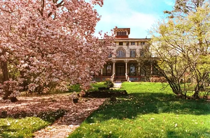 იცხოვრე Haunted, Grey Gardens-ის მსგავსი Staten Island Mansion-ში 2 მილიონ დოლარად 30336_1