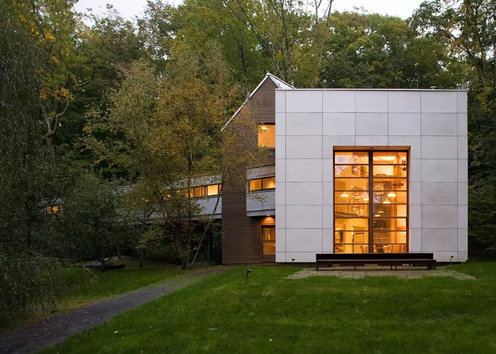Gluck+ चे ब्रिज हाऊस एका घरात तीन शतके अमेरिकन कंट्री आर्किटेक्चर एकत्र करते.