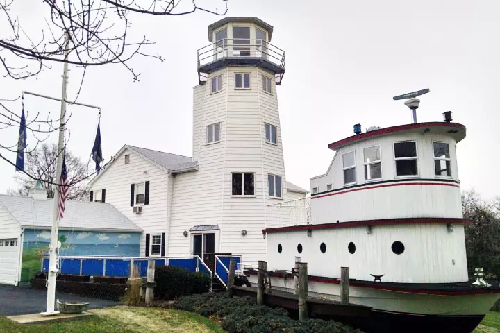 Viv nan pwòp Lighthouse ou ak Tugboat pou $425,000 30491_1