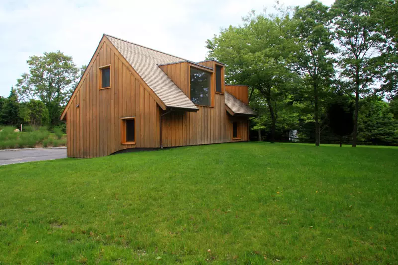 A Villa Centrífuga do OBRA Architects é uma casa de madeira com um coração oco 30534_1