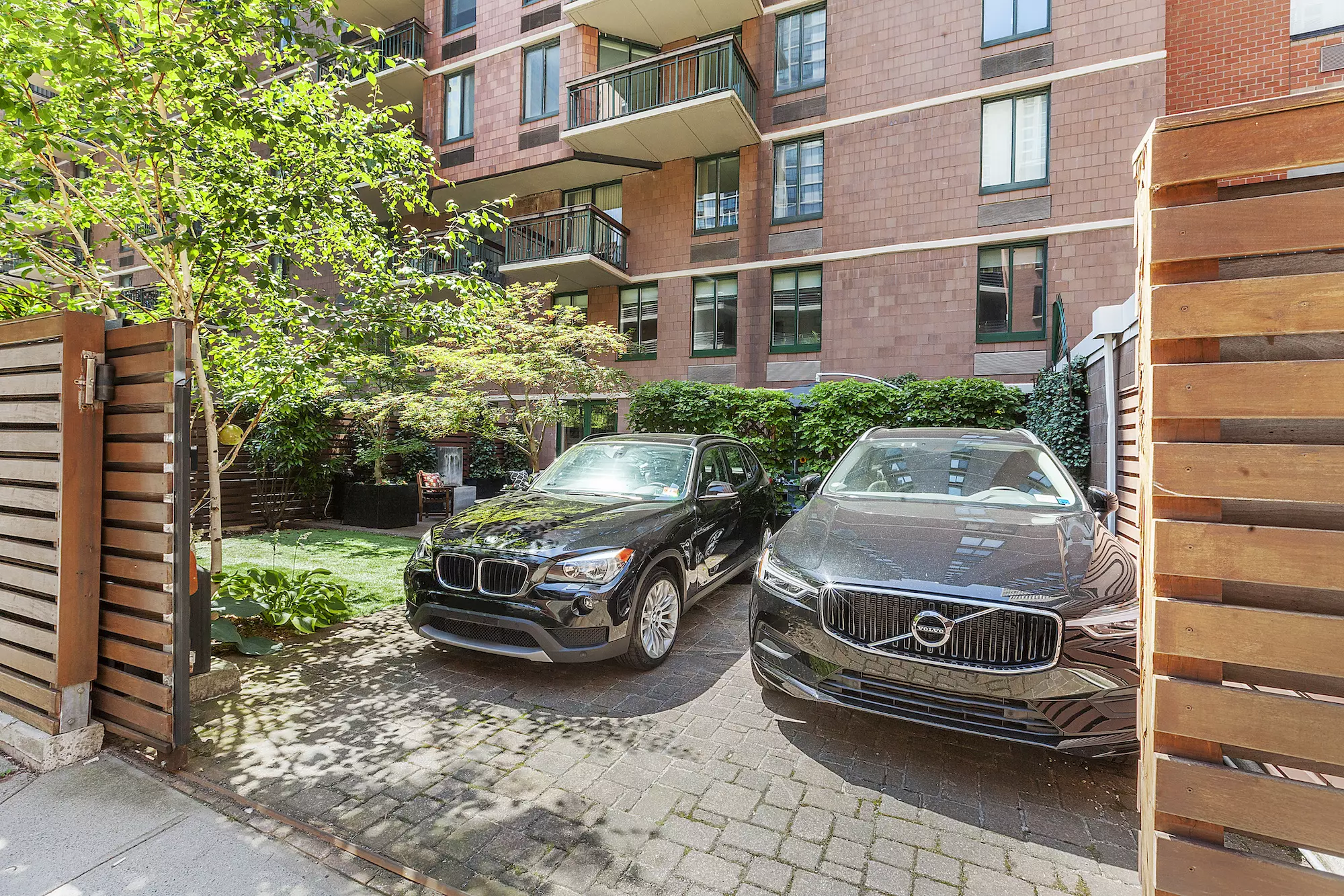 Стандардно место во Battery Park City од 4 милиони долари е парче предградие со патека за два автомобили и приватен двор 3055_12