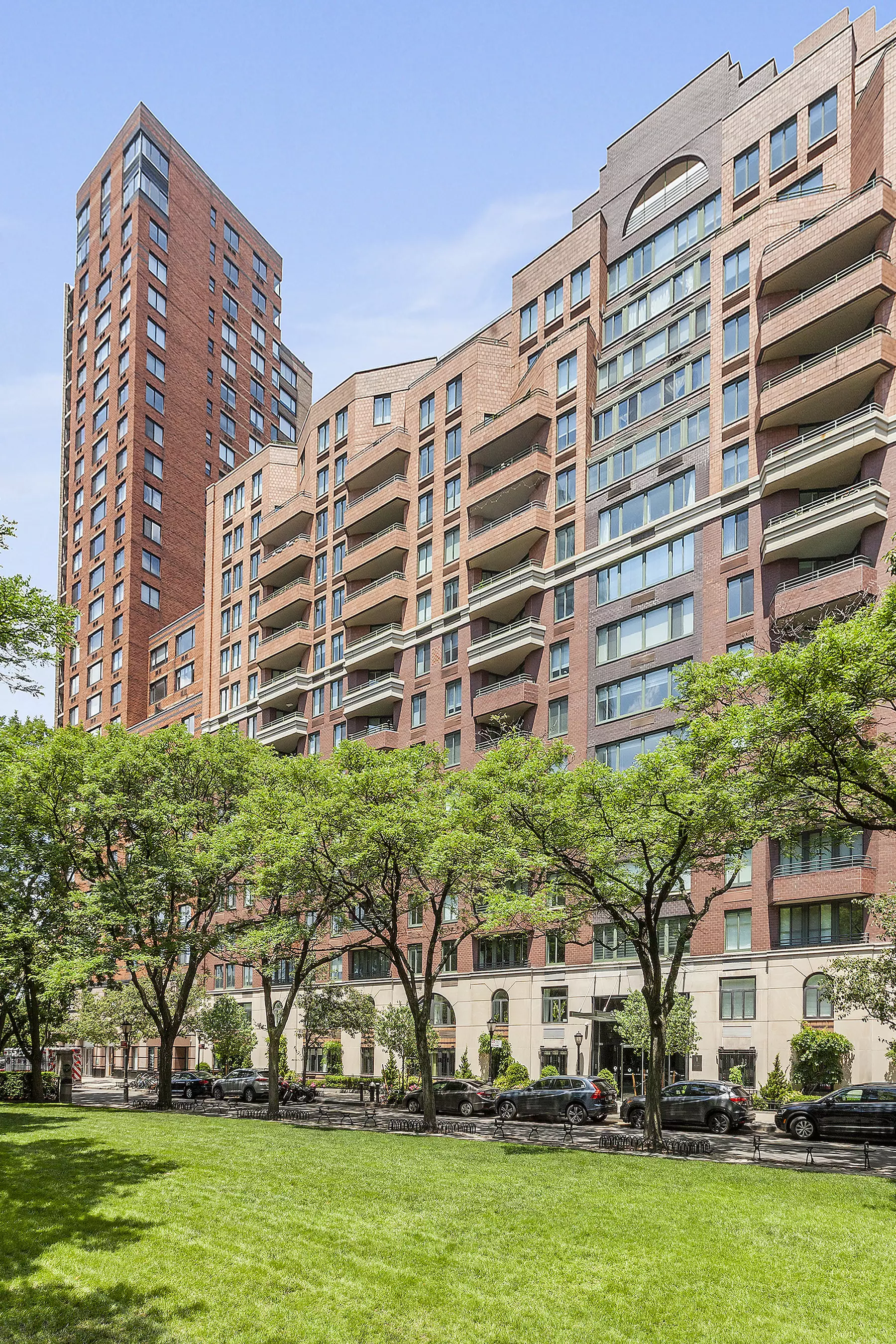 $ 4M Battery Park City-appartement is in stikje foarstêd mei in oprit mei twa auto's en privee eftertún 3055_17