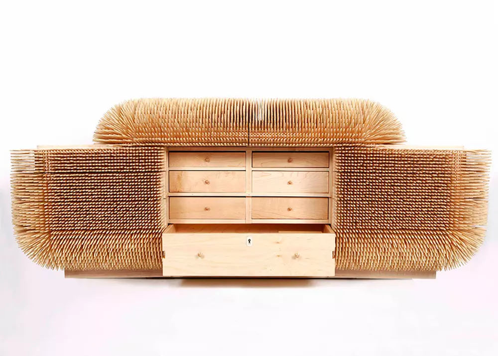 Себастьян Эрразурис, шипастая мебель, Магистральный сундук, Лиственный клен, Бамбук, бамбуковые шампуры,