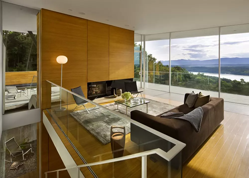 Joel Sanders Architect, House on Mt. Merino, Hudson River at Catskill Mountains, American Institute of Architecture award, V-shaped column, bamboo cladding, cedar cladding, Maarten Baas' Smoke collection, Frank Gehry's Wiggle Side Chair, bahay na may mga nakamamanghang tanawin