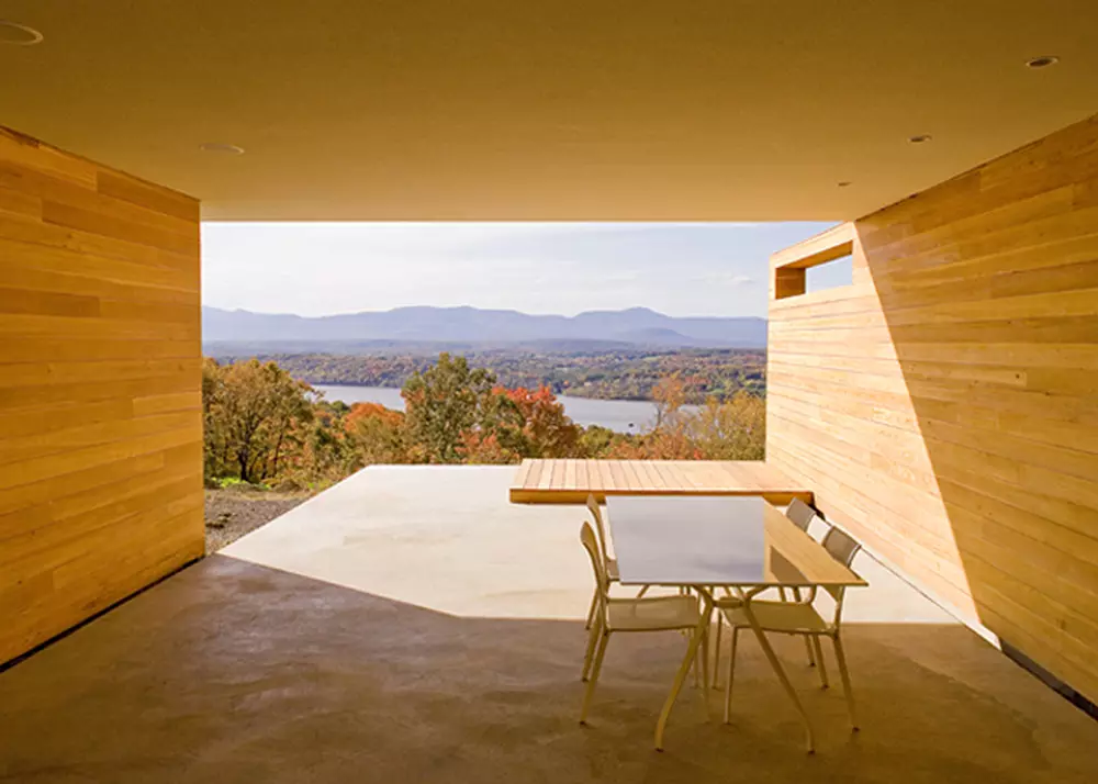 Architekt Joel Sanders, Dům na Mt. Merino, Hudson River a Catskill Mountains, cena Amerického institutu architektury, sloup ve tvaru V, bambusový obklad, cedrový obklad, kolekce Maarten Baas' Smoke, Frank Gehry's Wiggle Side Chair, dům s úžasným výhledem