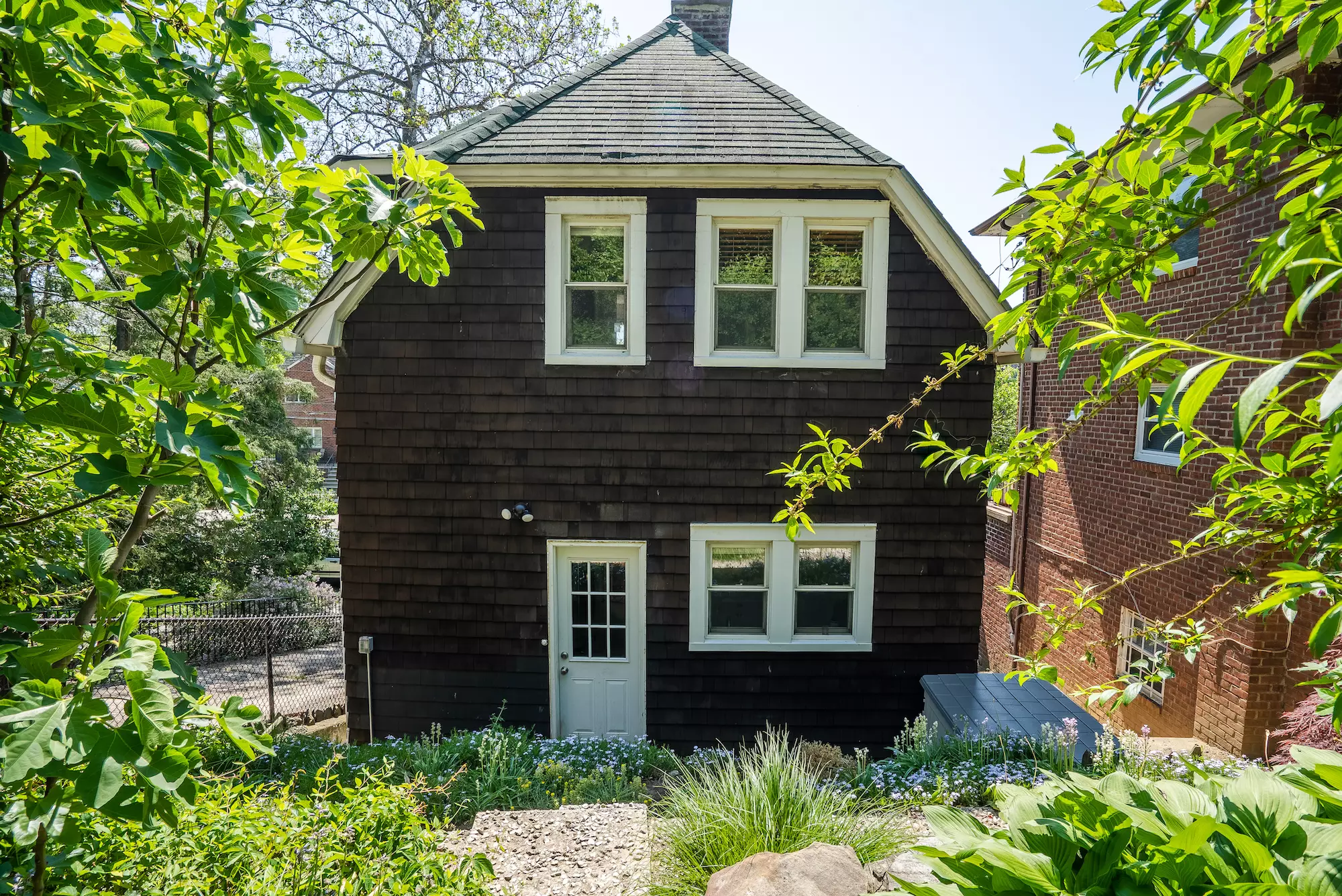 Với giá $ 750K, một ngôi nhà quyến rũ ở Bronx với khu vườn bí mật trên bậc thang 3084_1