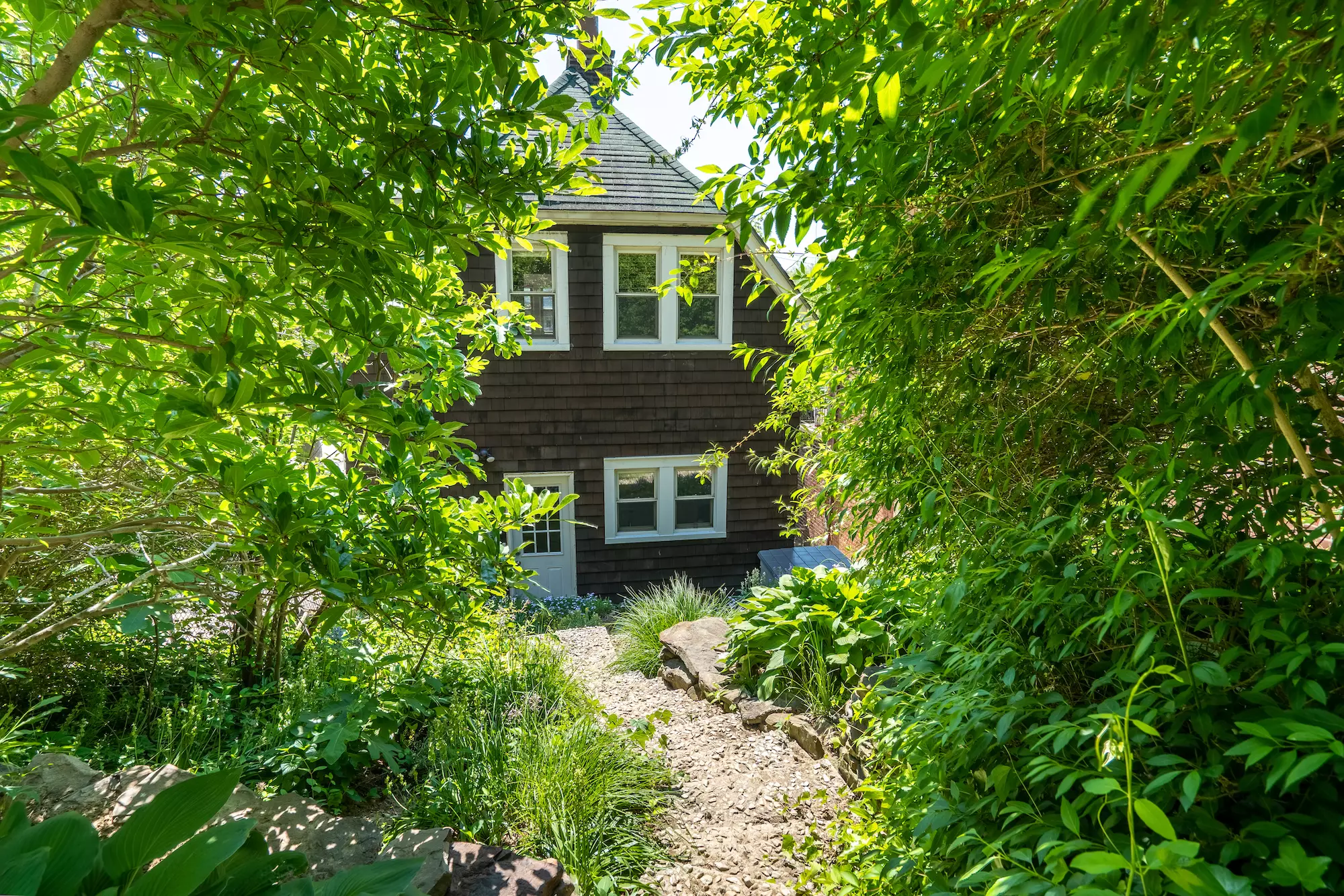 Per $ 750.000, una casa affascinante nel Bronx con un giardino terrazzato segreto 3084_10