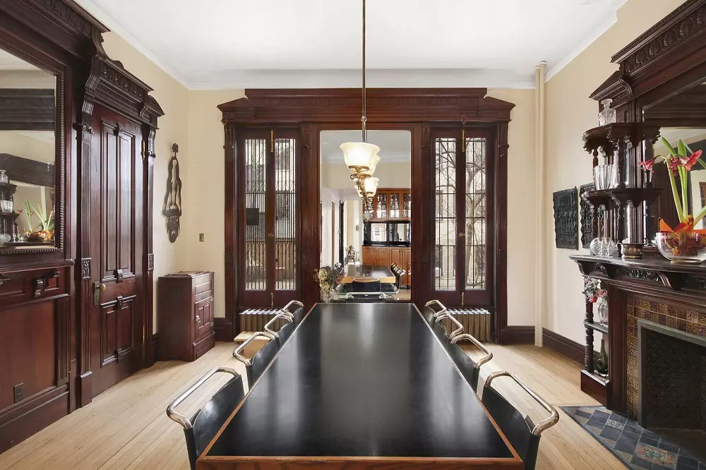 Ọrụ Mahogany dị egwu na-ezu ohi ihe ngosi na foto a zuru oke Brownstone maka $3.5M 30932_1