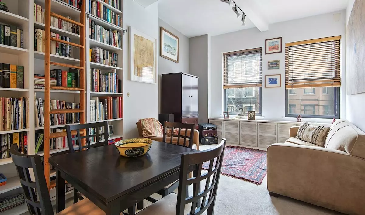 150 Joralemon küçəsi, Brooklyn Heights Promenade yaxınlığında, Montague Street yaxınlığında, quraşdırılmış kitab rəfləri