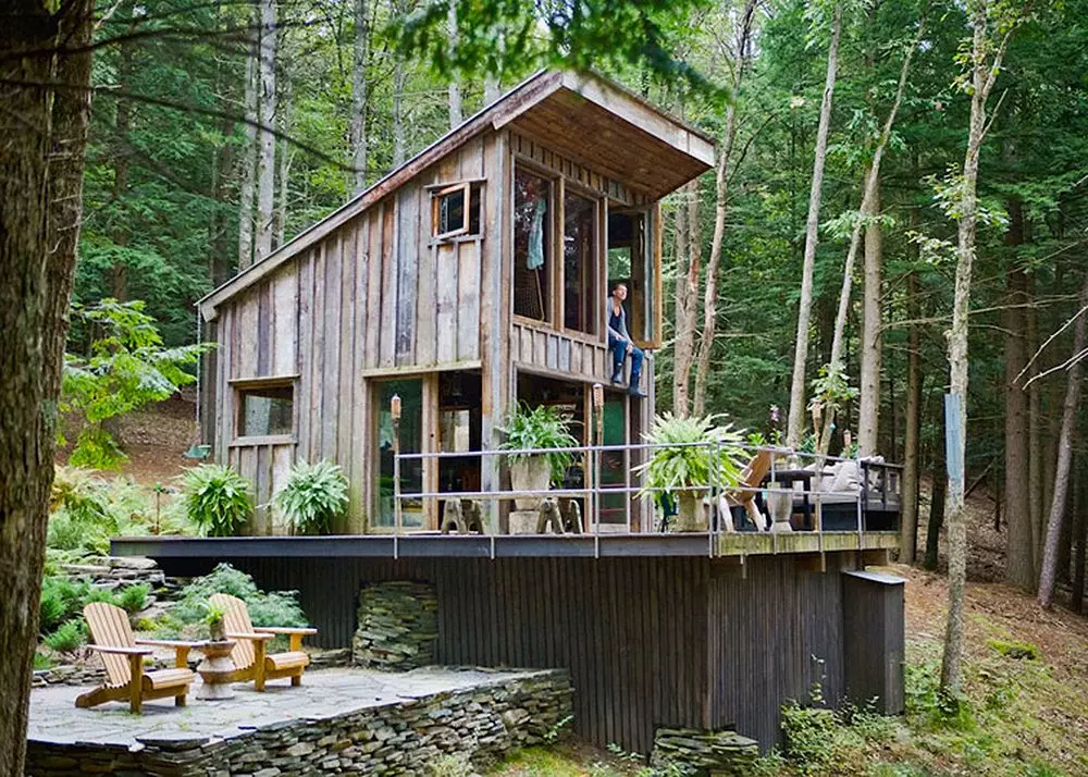 Scott Newkirk, cabana de fusta en brut, refugi al bosc, Yulan, Nova York, cabana petita, fora de xarxa, 14 x 14 peus, 14 peus quadrats