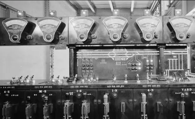 NYC ಸುರಂಗಮಾರ್ಗವು ಇನ್ನೂ 1930 ರ ತಂತ್ರಜ್ಞಾನ, ಪೆನ್ ಮತ್ತು ಕಾಗದದ ಮೇಲೆ ಚಲಿಸುತ್ತದೆ 31408_1