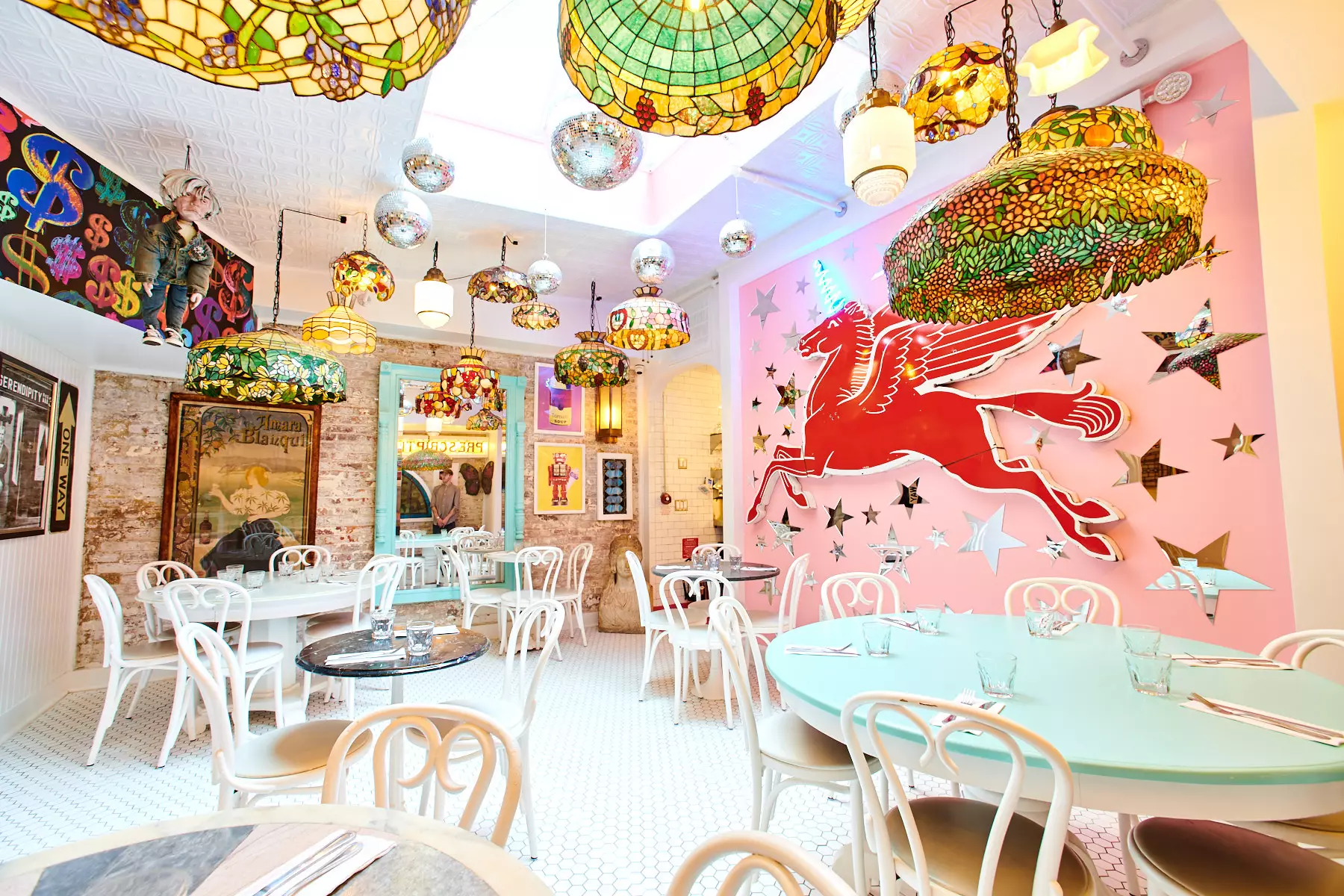 El icónico lugar de chocolate caliente congelado Serendipity3 reabre esta semana con nuevos interiores llenos de fantasía 3141_1