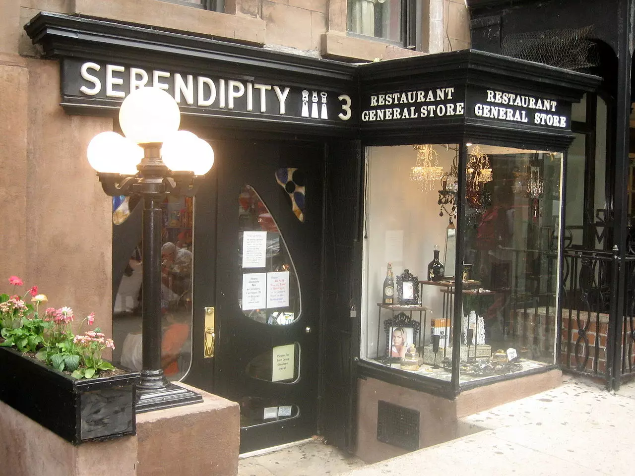 El icónico lugar de chocolate caliente congelado Serendipity3 reabre esta semana con nuevos interiores llenos de fantasía 3141_2