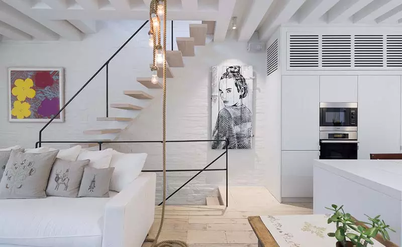 MAD-designad West Village Duplex får en modern uppdatering med en fribärande trappa 31434_1