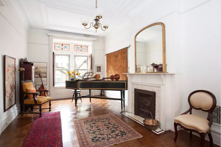 $2.5M Rowhouse Adfywiad Romanésg yn Prospect Heights Yn Llawn Manylion Gwreiddiol 31473_1