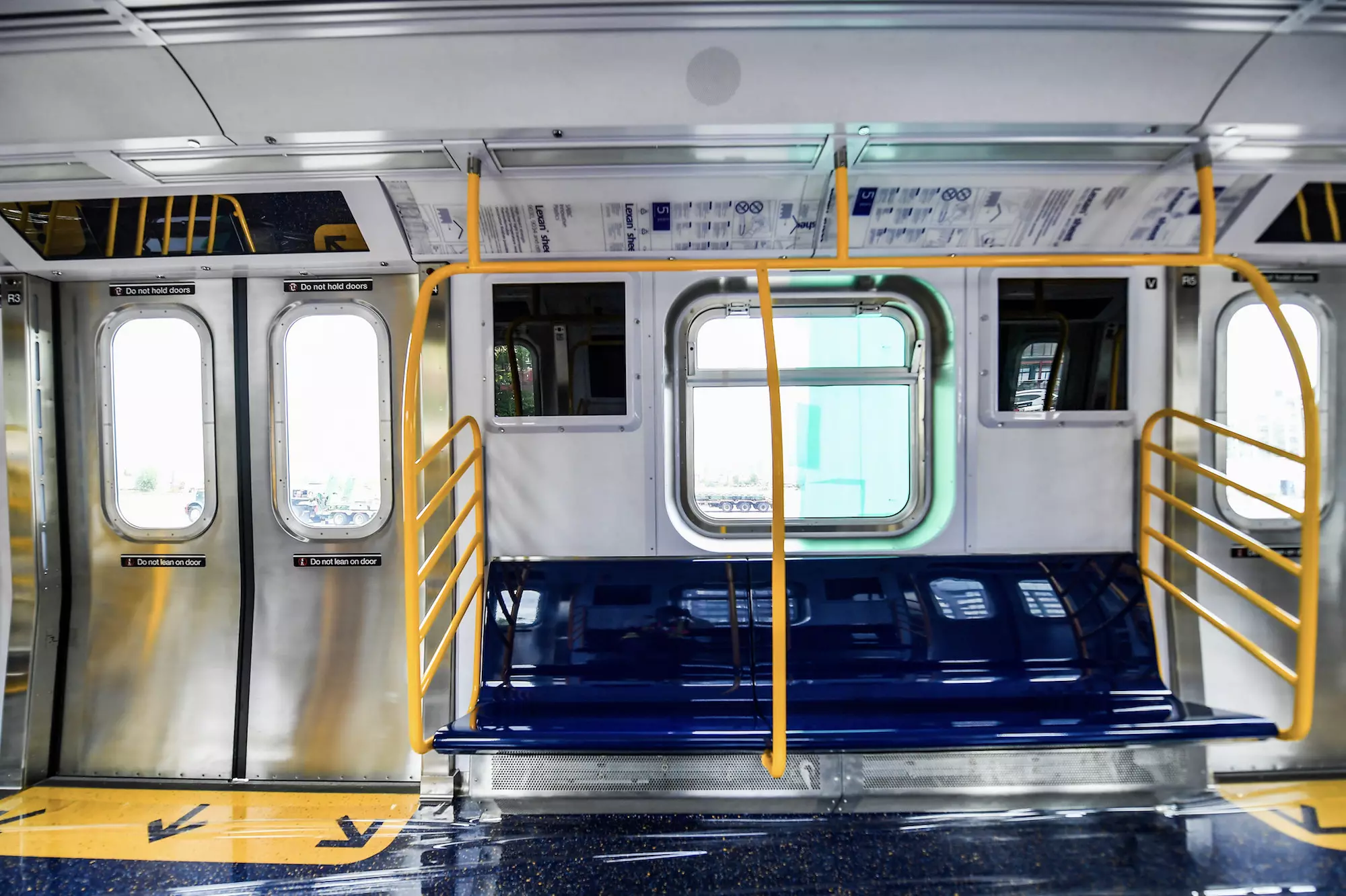 Los primeros vagones de metro futuristas nuevos llegan a Nueva York para ser probados 3163_3