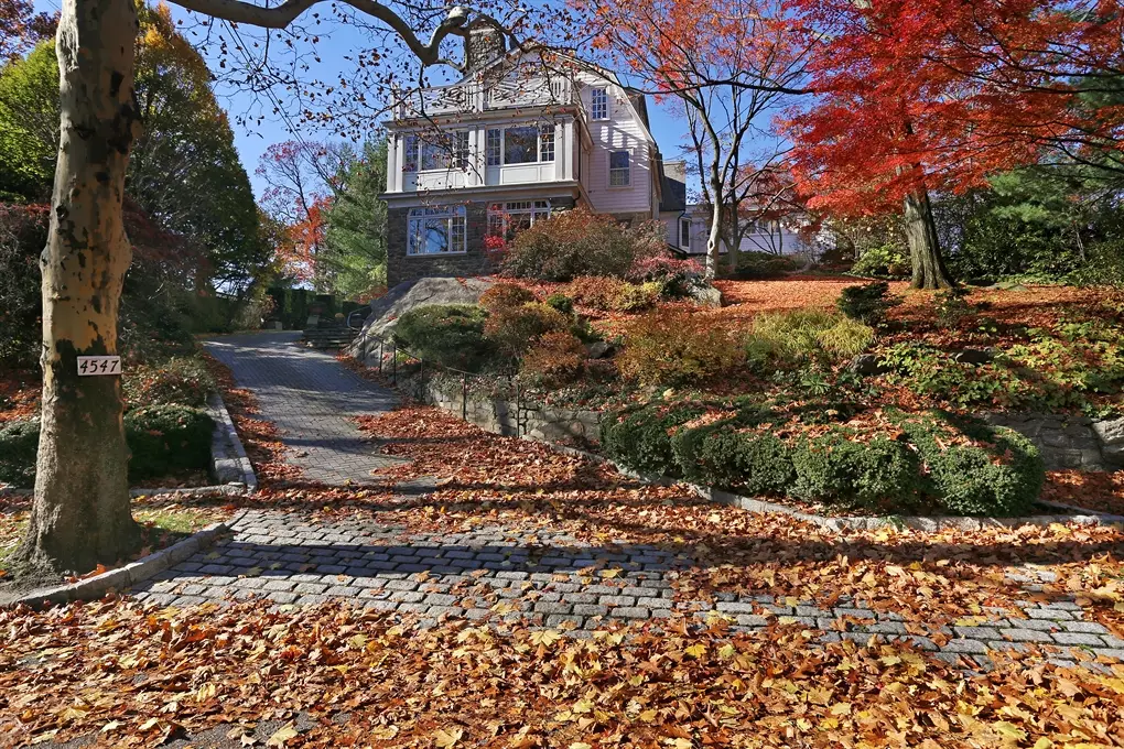 17-Zëmmer historesch Bronx Mansion mat 40' Indoor Lap Pool Kann Är fir $ 8M sinn 31654_1