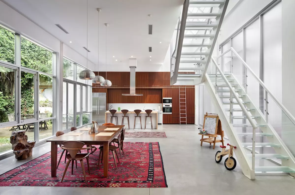 Onye omenkà nke BWARchitects Loft Juxtapụtara ụlọ nkwakọba ihe na Gritty Brooklyn nwere ime ụlọ na-ekpo ọkụ. 31903_1