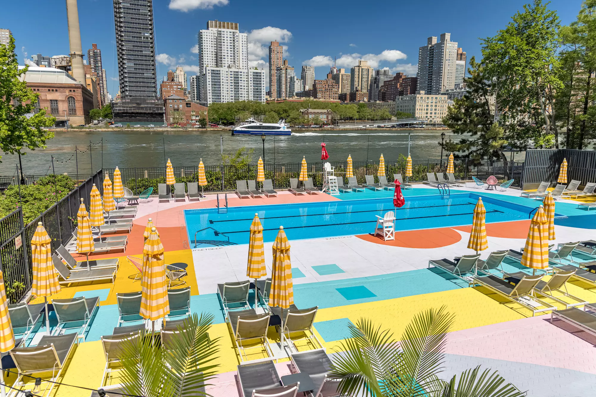Sebuah mural technicolor baru diresmikan di 'Pop-Up Pool Party' tahunan Pulau Roosevelt 3194_1