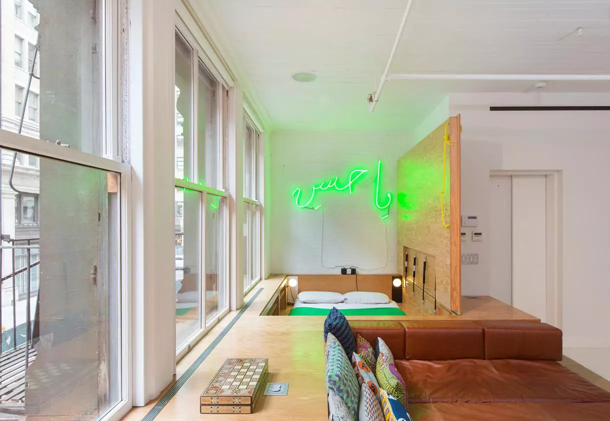 Zen Loft em Tribeca completo com letreiros de néon e cama inspirada nos Beatles 32006_1
