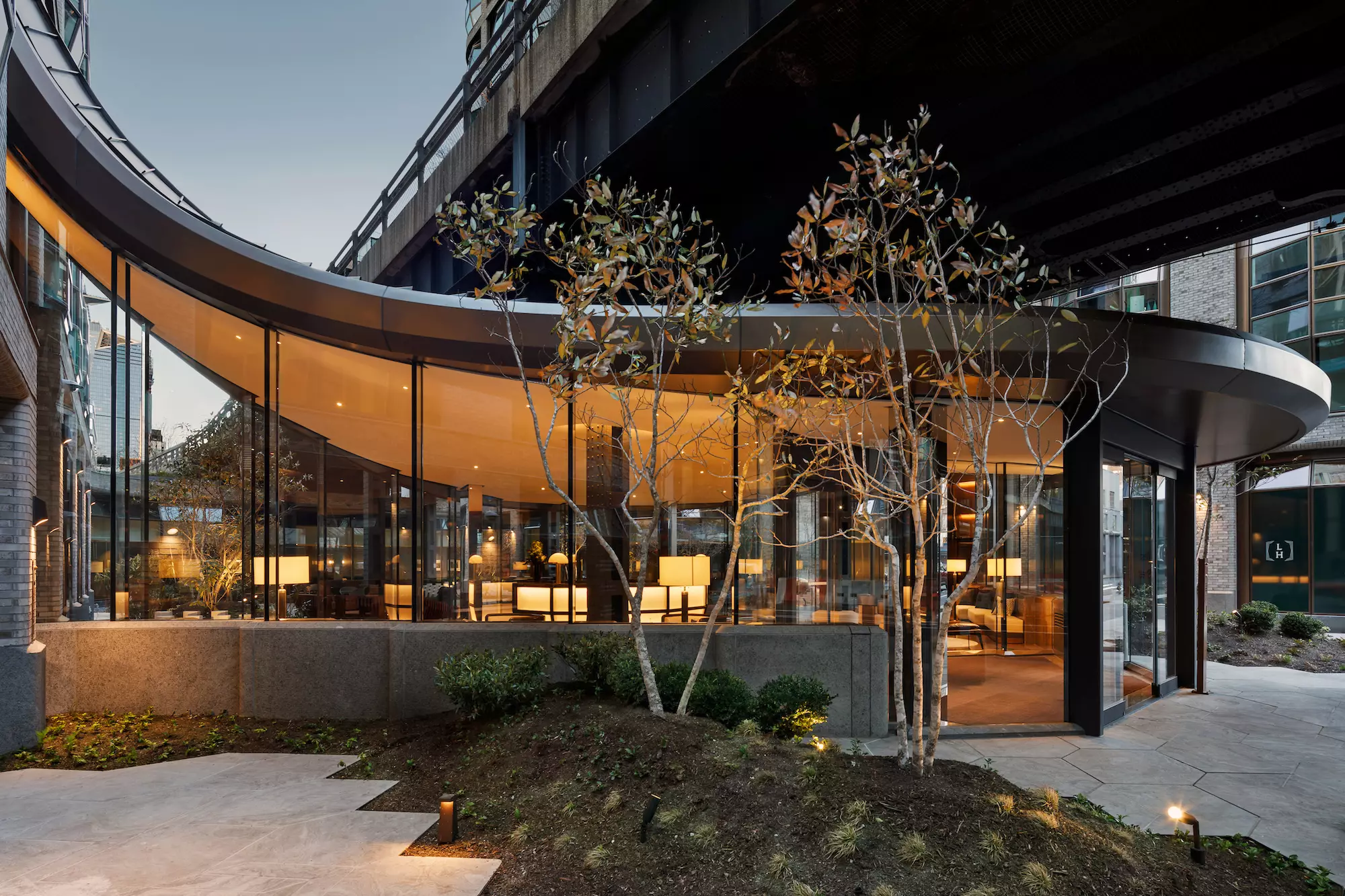 Lantern House, High Line'ın altına sıkışmış odunsu bir vaha olan özel bahçesini ortaya koyuyor 3204_3