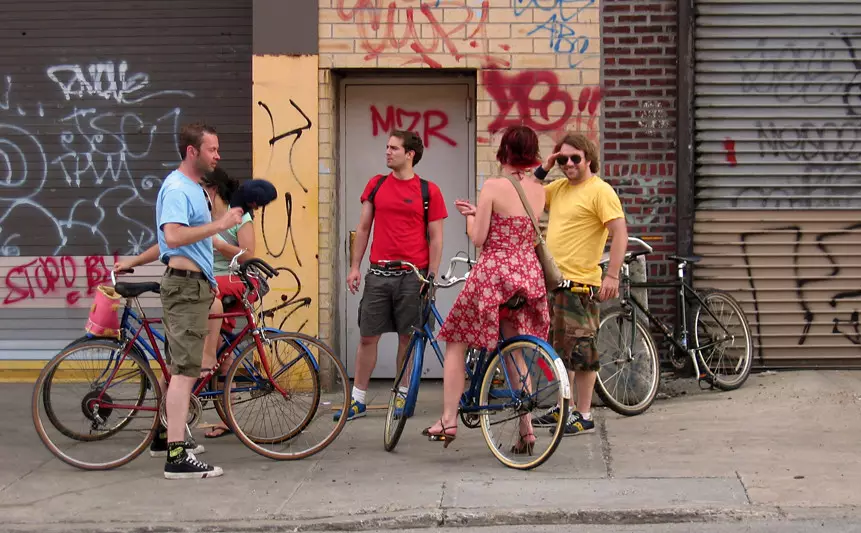 سكان الخطاف الأحمر ، الناس على الدراجات ، بروكلين على الدراجات