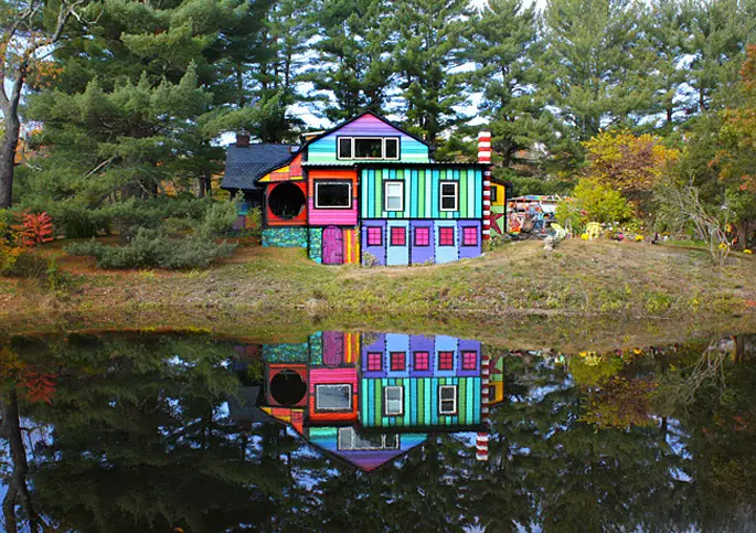 Kunstenaar transformeert vervallen Woodstock-eigendom in een psychedelische speeltuin en thuis 32095_1