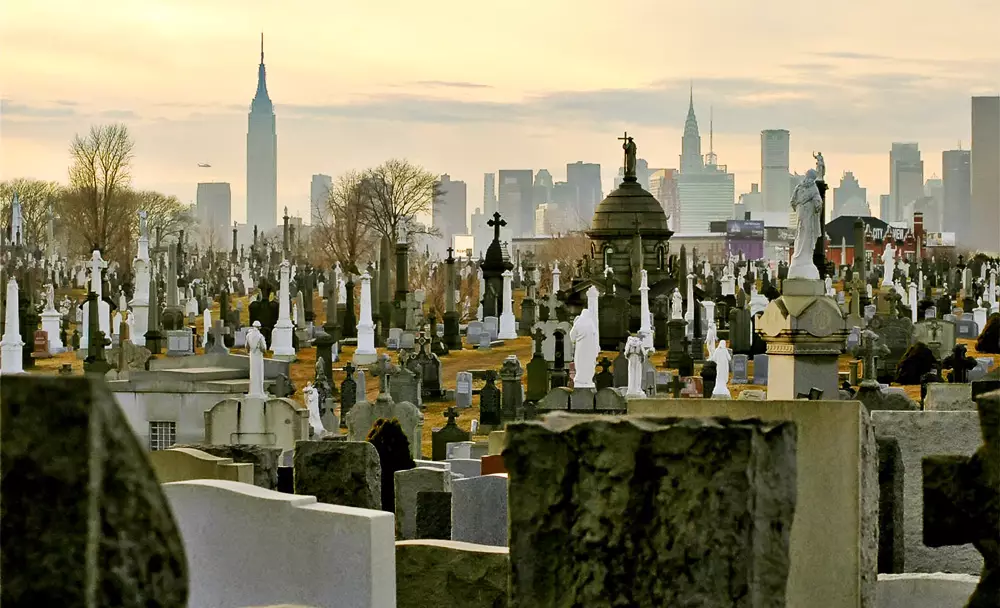 Shqetësime të rënda: A ndikojnë varrezat në çmimet e pasurive të paluajtshme në Nju Jork? 32176_1