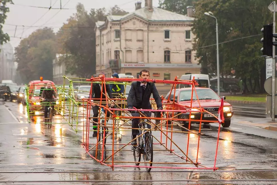 Biciklistički aktivisti demonstriraju apsurdnu veličinu automobila za samce 32224_1