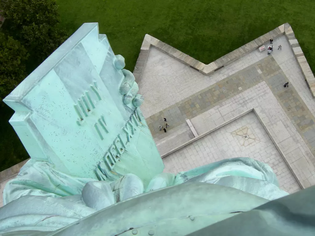 مارٹن ڈوئچ، مجسمہ آزادی کی سالگرہ، مجسمہ آزادی کے آسمان