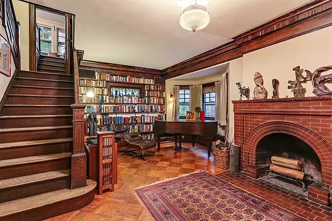 Ditmas Park Craftsman, Fisk Terrace-Midwood Park Historic District, real estate Brooklyn, real estate ditmas park, σκάλα από μαόνι