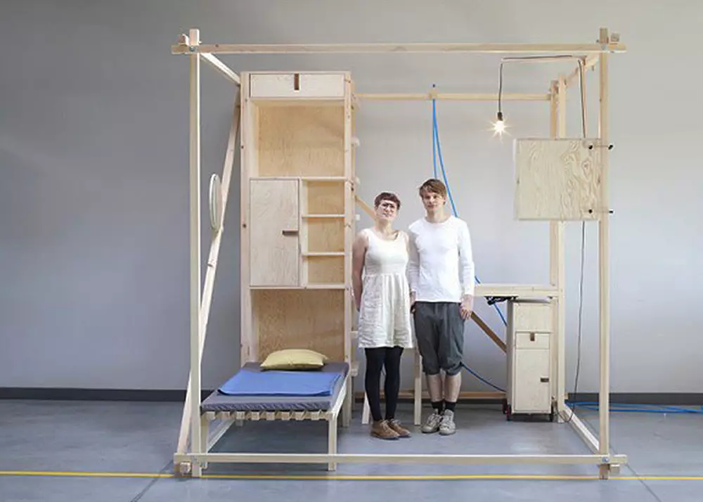 Maciej Chmara a Ania Rosinke, minimálna obytná jednotka, 2,5³, viedenský dizajn, Papanek, multifunkčný obytný priestor, drevená kocka, súčasné nomádstvo