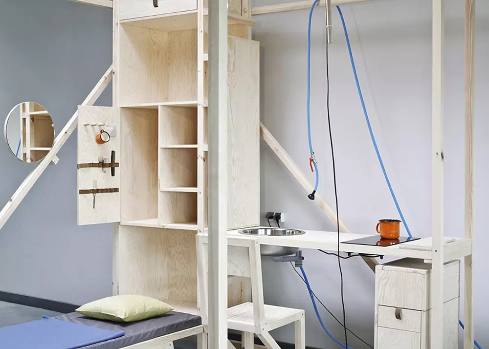 Maciej Chmara dan Ania Rosinke, unit hidup minimal, 2,5³, desain Wina, Papanek, ruang tamu multifungsi, kubus kayu, Nomadisme Kontemporer