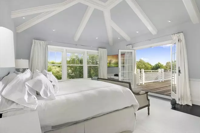 casas hamptons, casas famosas à venda, quadra de tênis hamptons, quarto branco