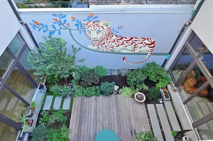 311 South 4th Street, toj roob hauv pes tsim los ntawm James Stephenson Garden Design, Polina Solovelchik phab ntsa mural