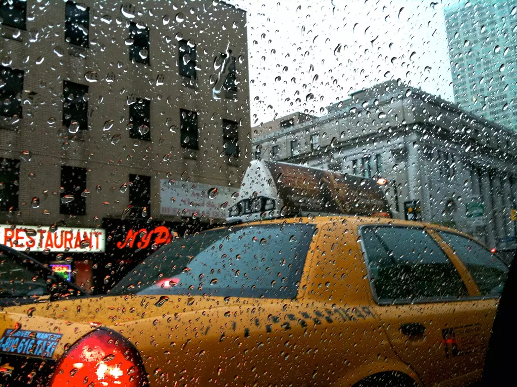 NYC-de näme üçin ýagyş ýaganda taksi tapyp bilmersiňiz? 32362_1
