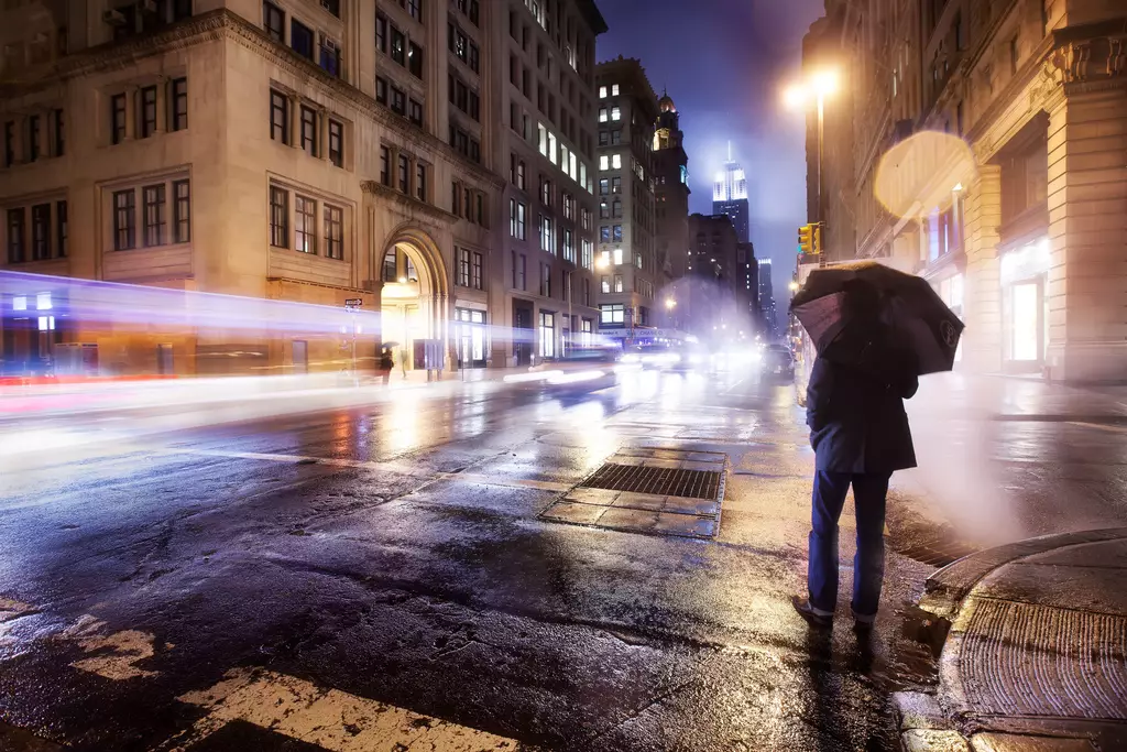 NYC टैक्सी की कमी बारिश
